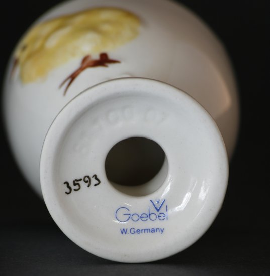 Goebel 1978 Chicken Egg Cup with Box