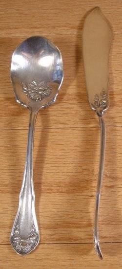 ONEIDA COMMUNITY RELIANCE SILVER PLATE BRIDAL ROSE 2 PC. *SHIPS FREE*