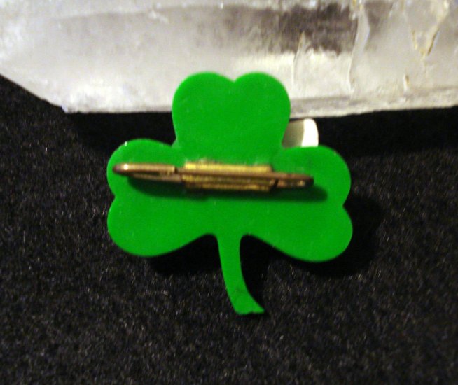 Shamrock and pipe plastic pin brooch vintage ll1512