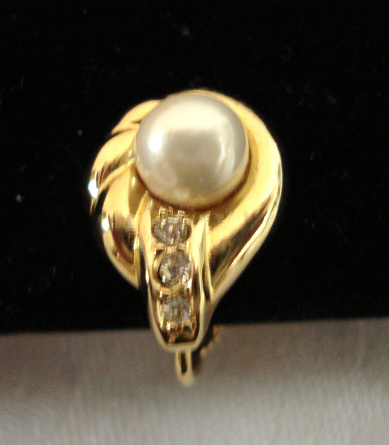 Demure gold tone screwback earrings faux pearl rhinestones vintage ll3248