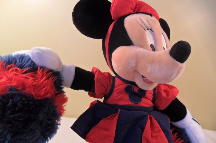 WALT DISNEY WORLD CHEERLEADER MINNIE MOUSE MINT