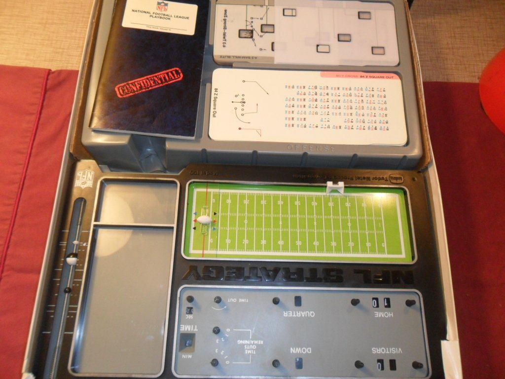 VINTAGE 1972 NFL NATIONAL FOOTBALL LEAGUE STRATEGY BOARD GAME (SOLD)