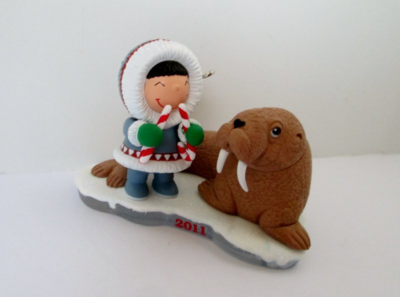 2011 Frosty Friends #32 in series Hallmark Walrus Eskimo Christmas Ornament