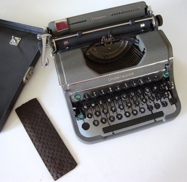 Vintage 1946 Underwood Portable Typewriter & Case