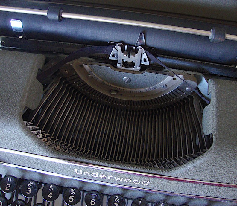 Vintage 1946 Underwood Portable Typewriter & Case