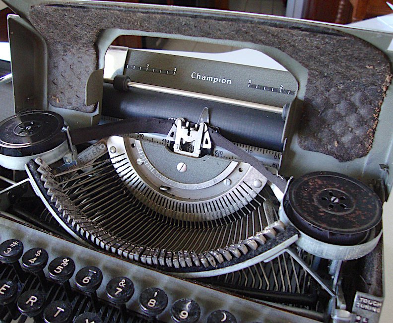 Vintage 1946 Underwood Portable Typewriter & Case