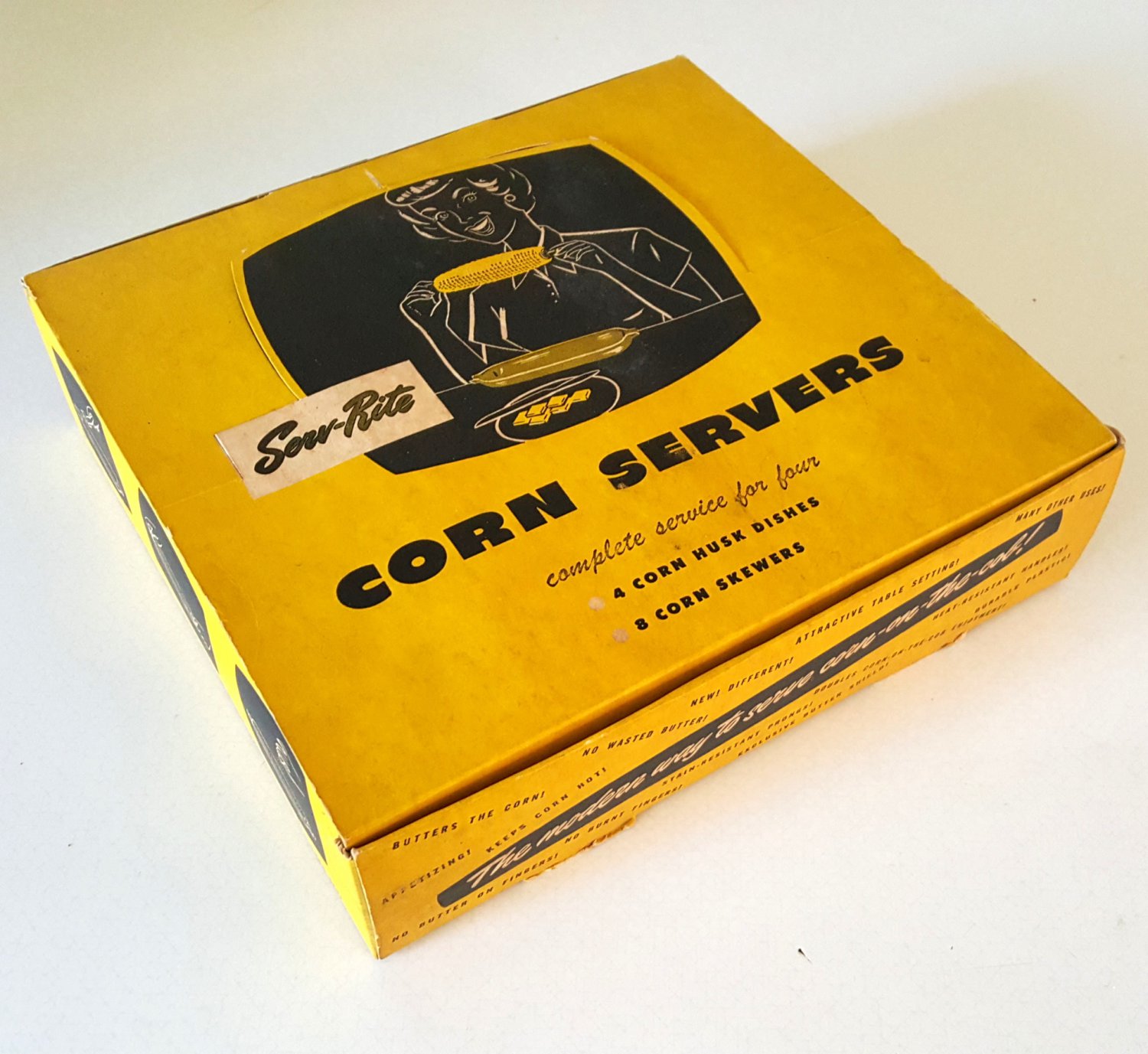 Vintage SERV-RITE Plastic CORN COB Holders and Corn Husk DISHES in Box