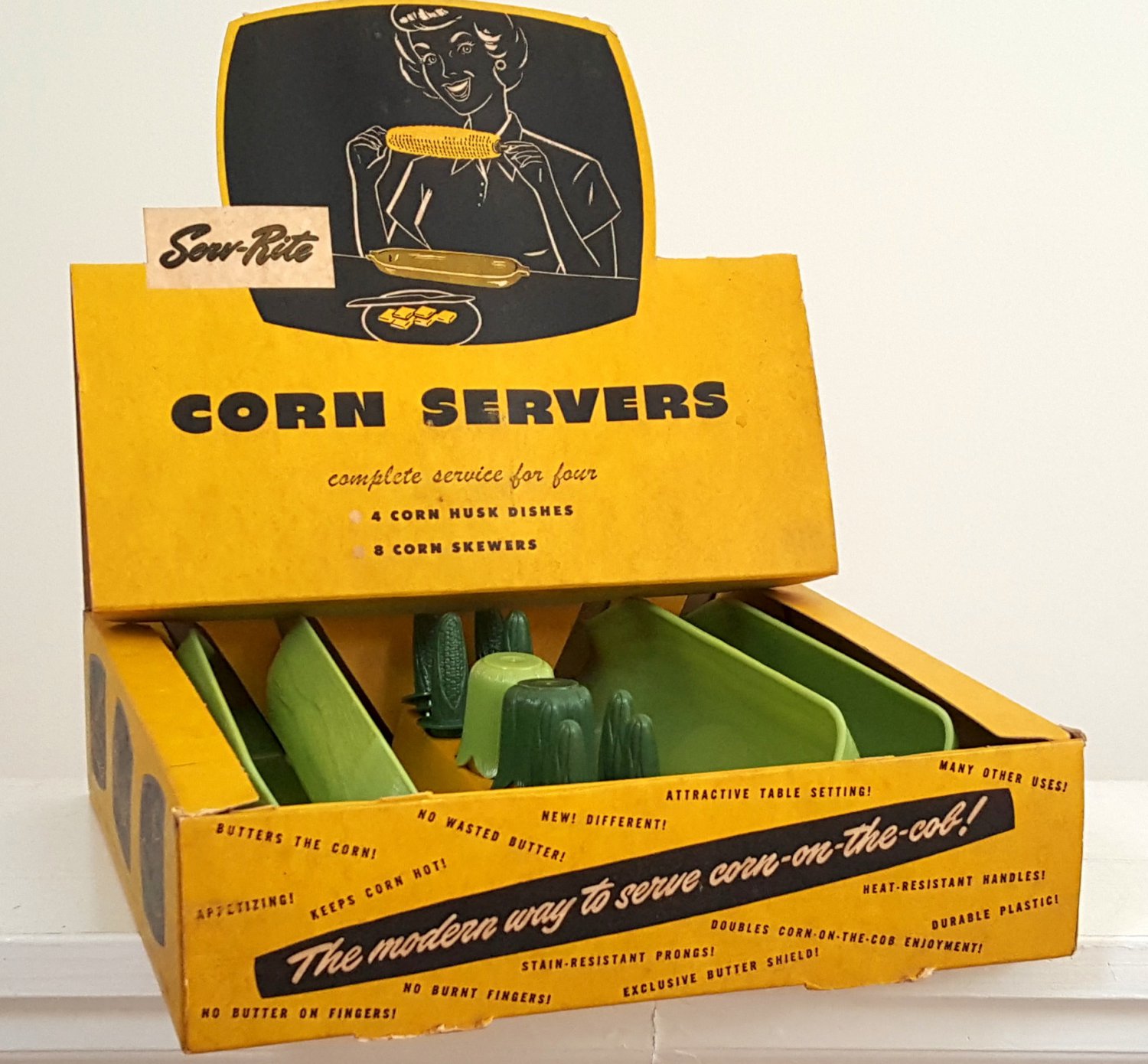 Vintage SERV-RITE Plastic CORN COB Holders and Corn Husk DISHES in Box