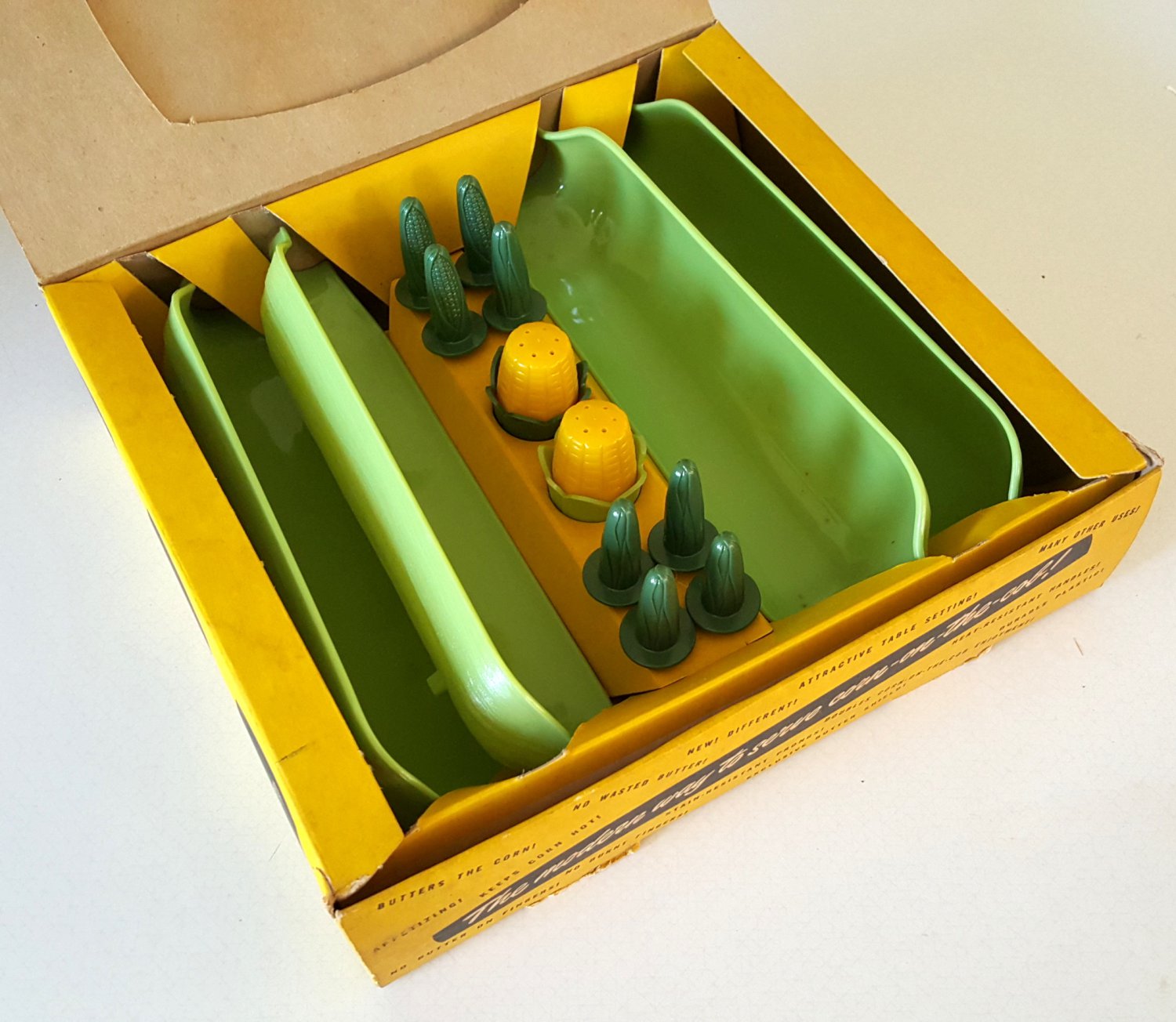 Vintage SERV-RITE Plastic CORN COB Holders and Corn Husk DISHES in Box
