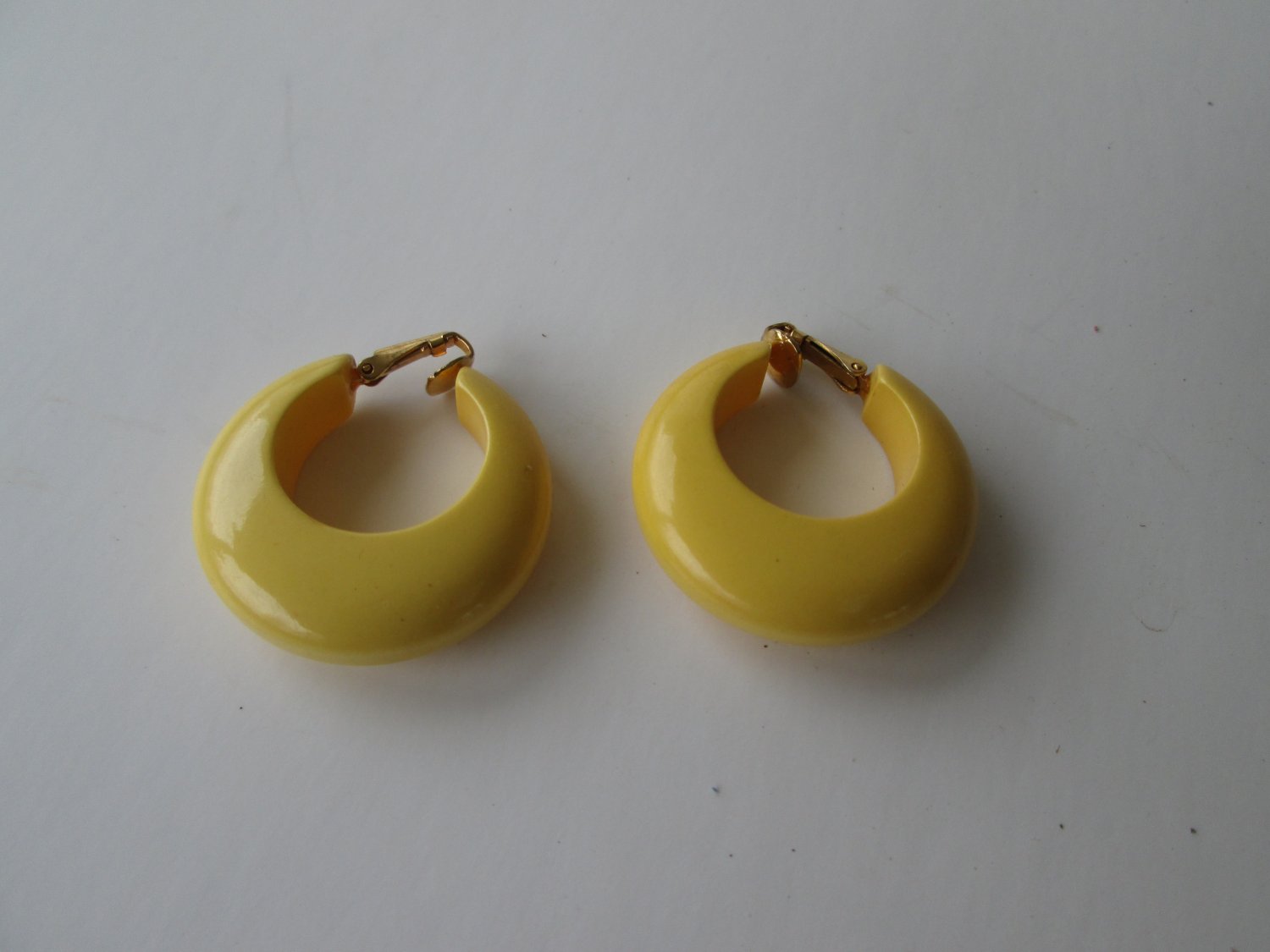 Vintage Bakelite Cream Corn Hoop Clip earrings. Yellow