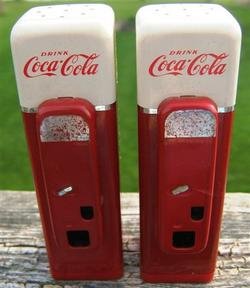 COCA-COLA VENDING MACHINE SALT & PEPPER SET & CADDY '93