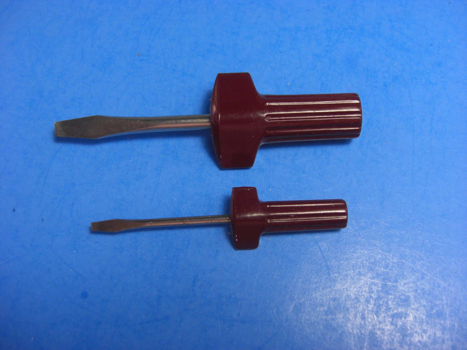 2 Vintage Dark Brown Sewing Machine Screwdrivers