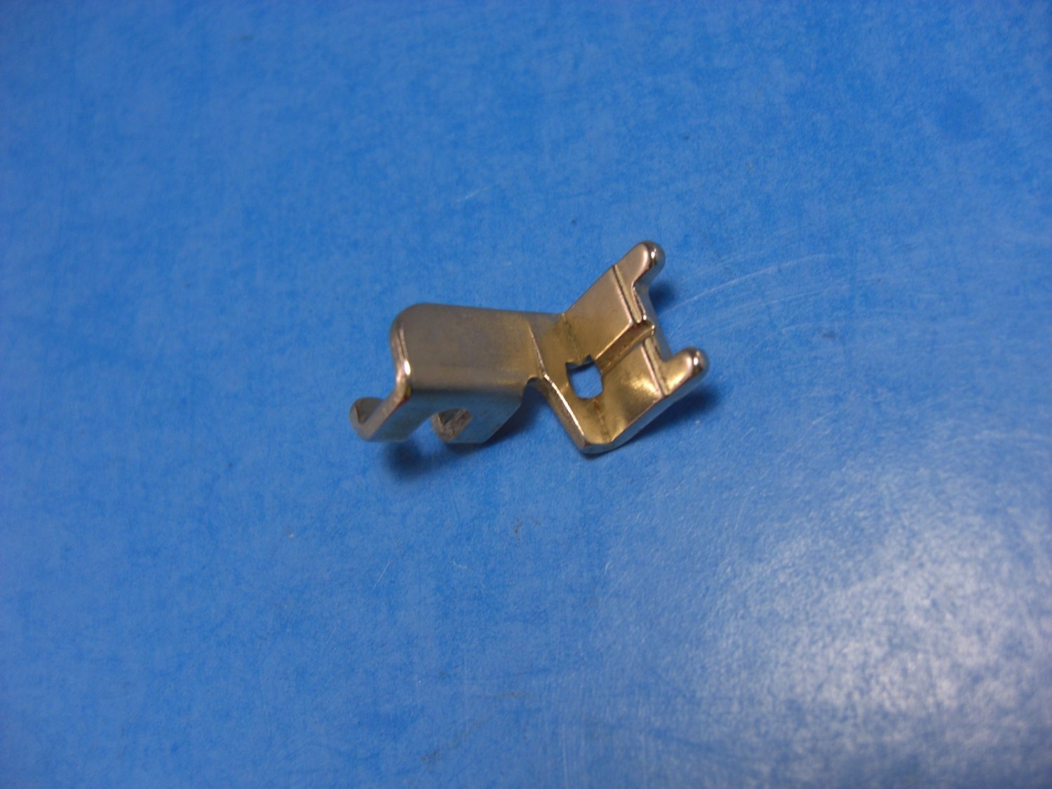 Singer Sewing Machine Low Shank Button Foot 161613 Gt. Brit.