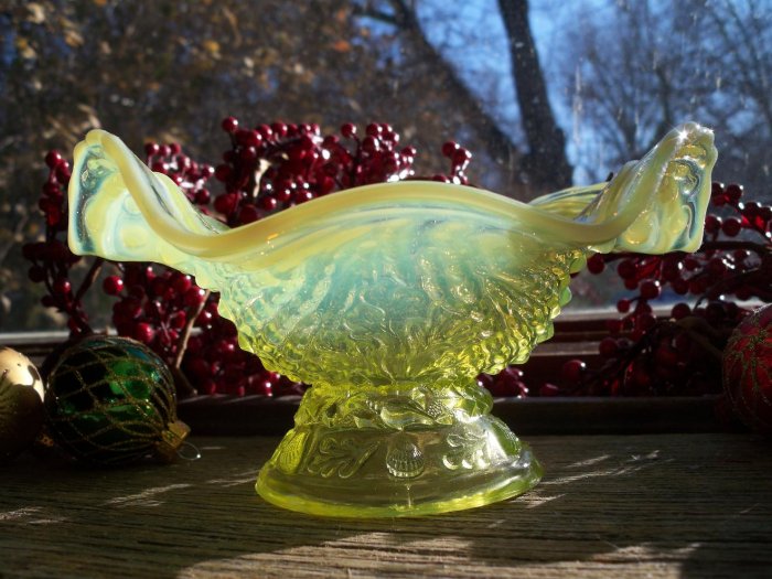 Opalescent Vaseline EAPG Glass ARGONAUT SHELL Nautilus Tray Whimsy Piece