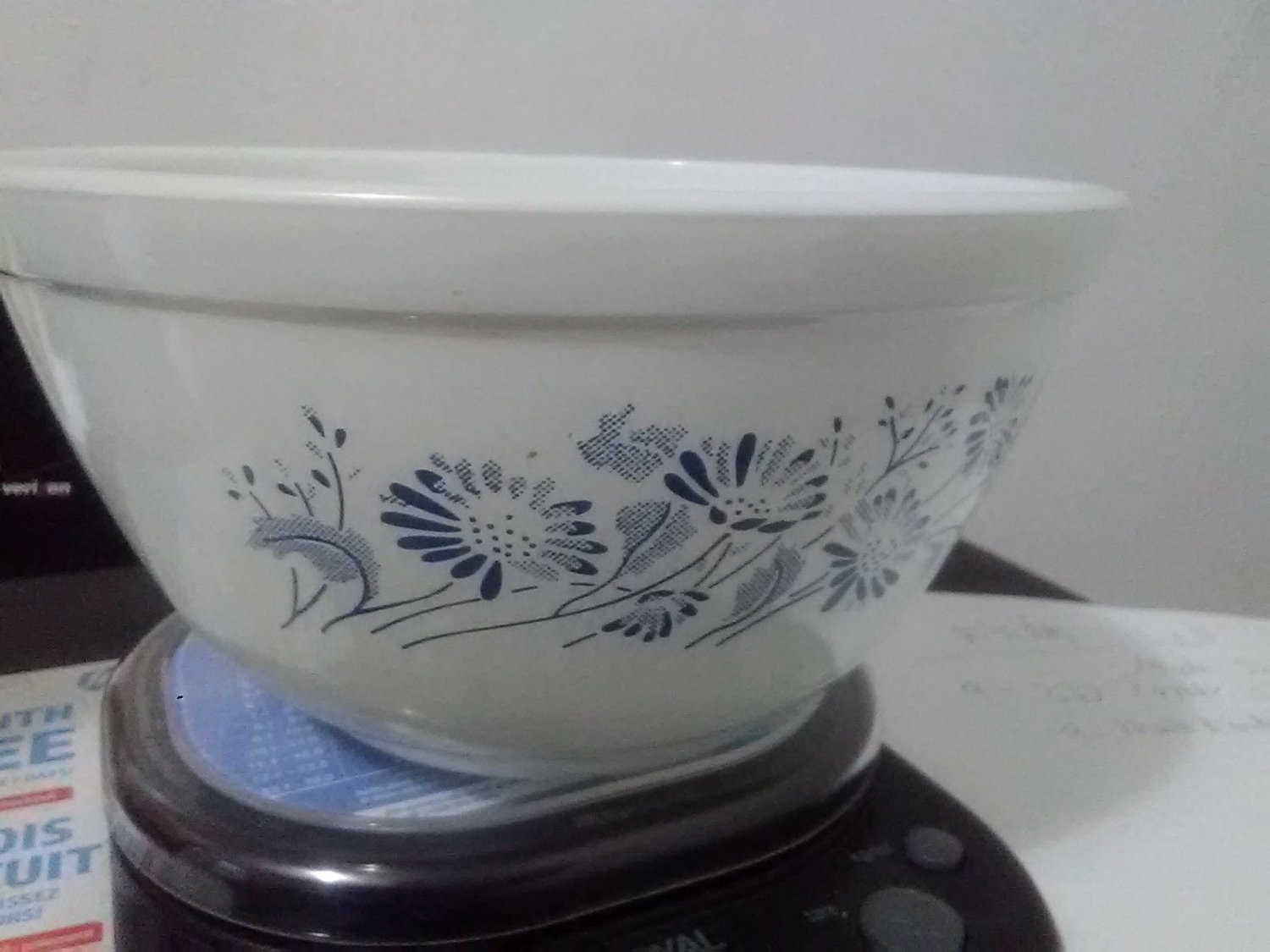 PYREX COLONIAL MIST 402 MIXING BOWL 1 1/2 QUARTS BLUE WHITE FLOWERS DAISY