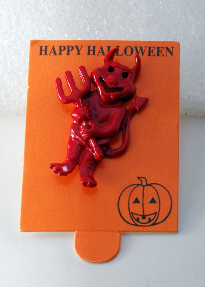 RARE VINTAGE COLLECTIBLE CAST METAL RED DEVIL PIN NEW OLD STOCK ON CARD