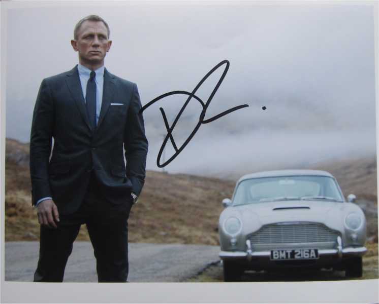 SUPERB DANIEL CRAIG SIGNED PHOTO + COA!!!