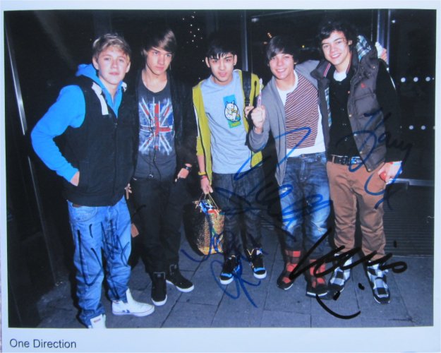 SUPERB ONE DIRECTION SIGNED PHOTO + COA!!!