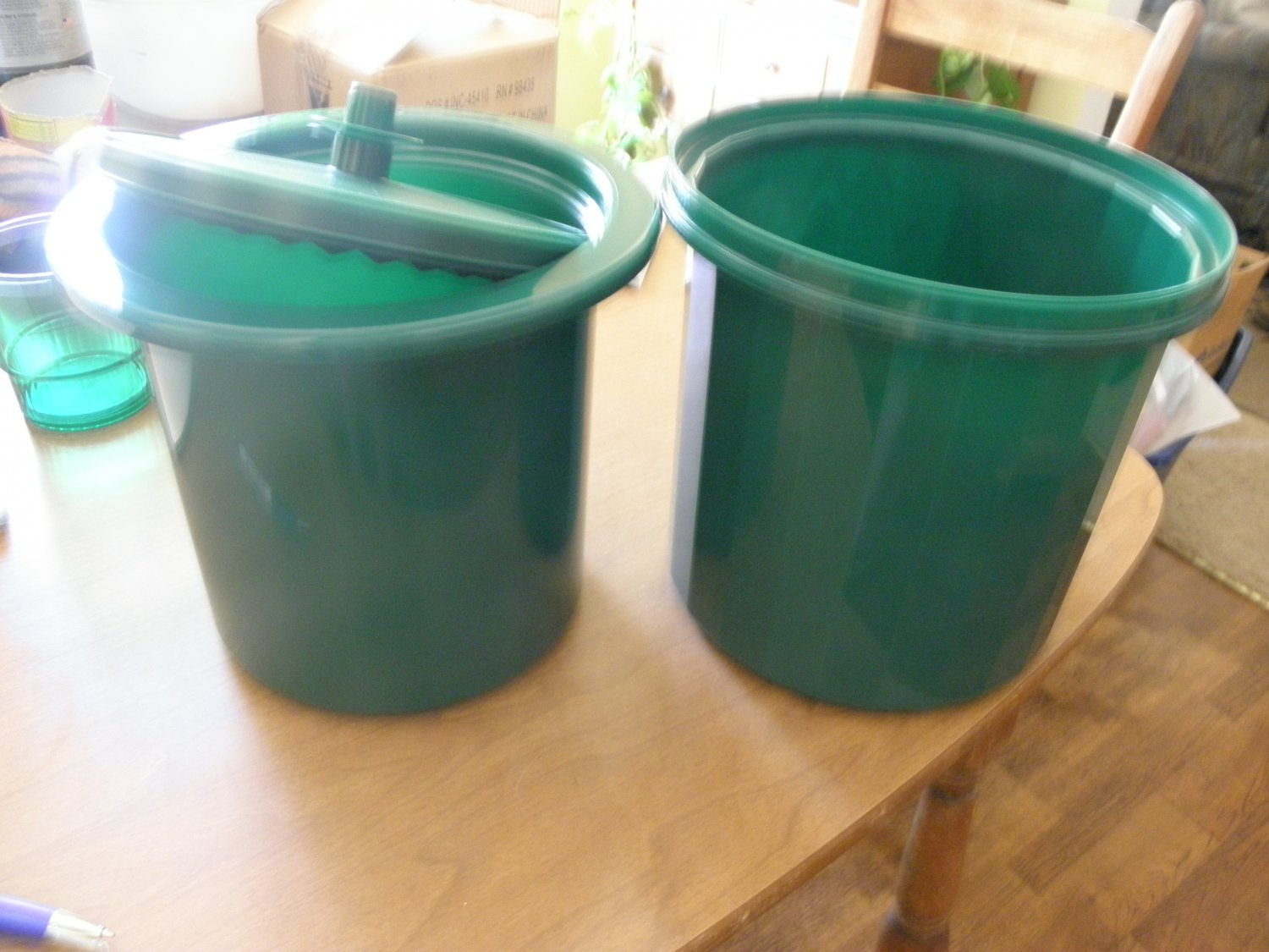 TUPPERWARE ICE BUCKET SET WITH 6 TUMBLERS