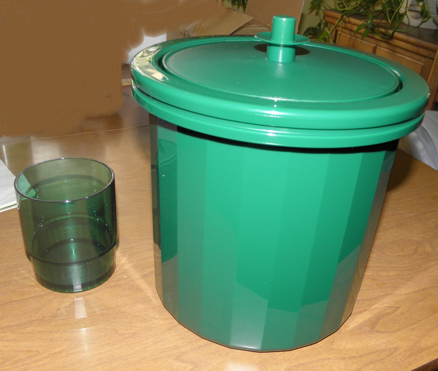 TUPPERWARE ICE BUCKET SET WITH 6 TUMBLERS