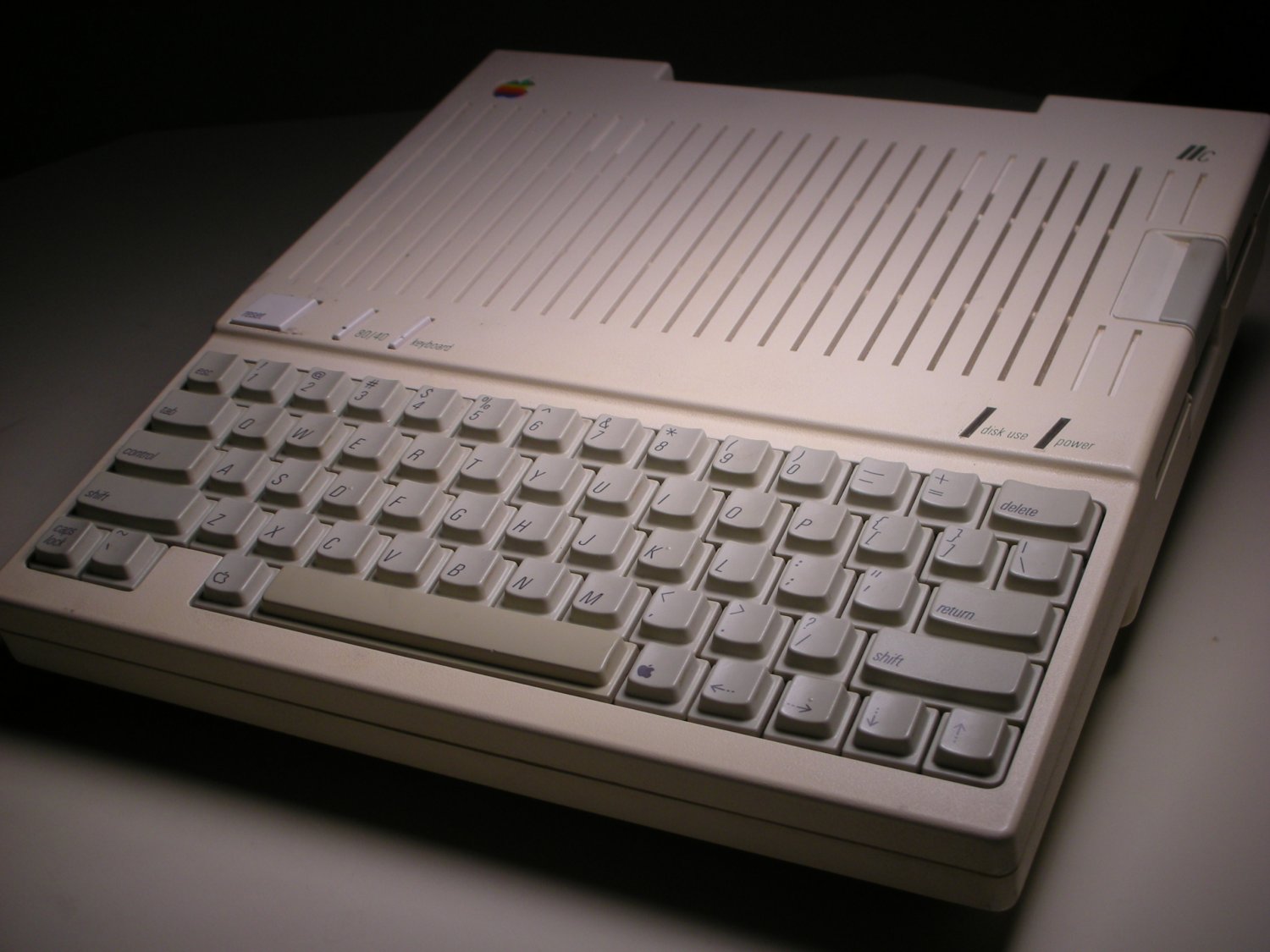 Vintage Apple Iic Compact Portable Computer (a2s4000 Rom Version 255)