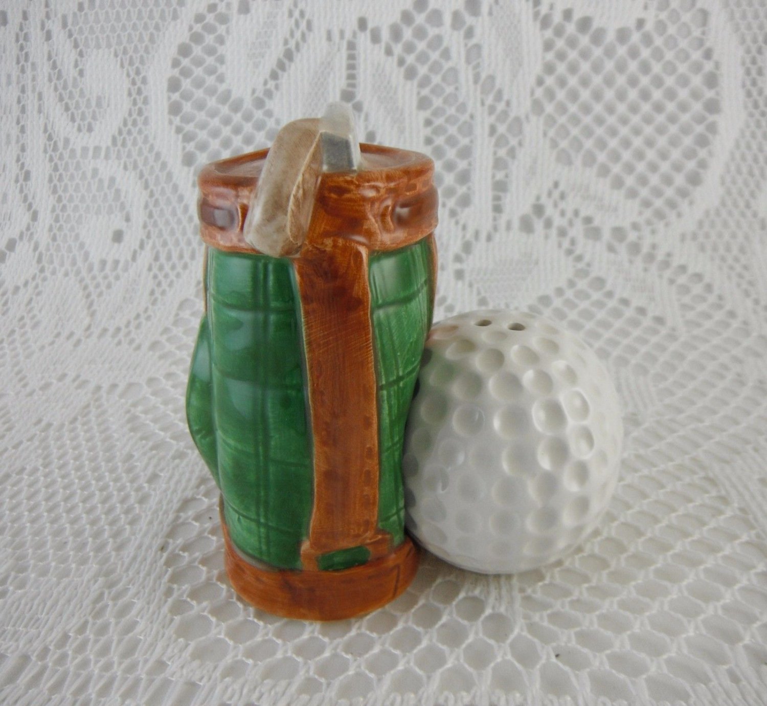 Vintage Ceramic Golf Ball and Bag Salt and Pepper Shakers tblxs3