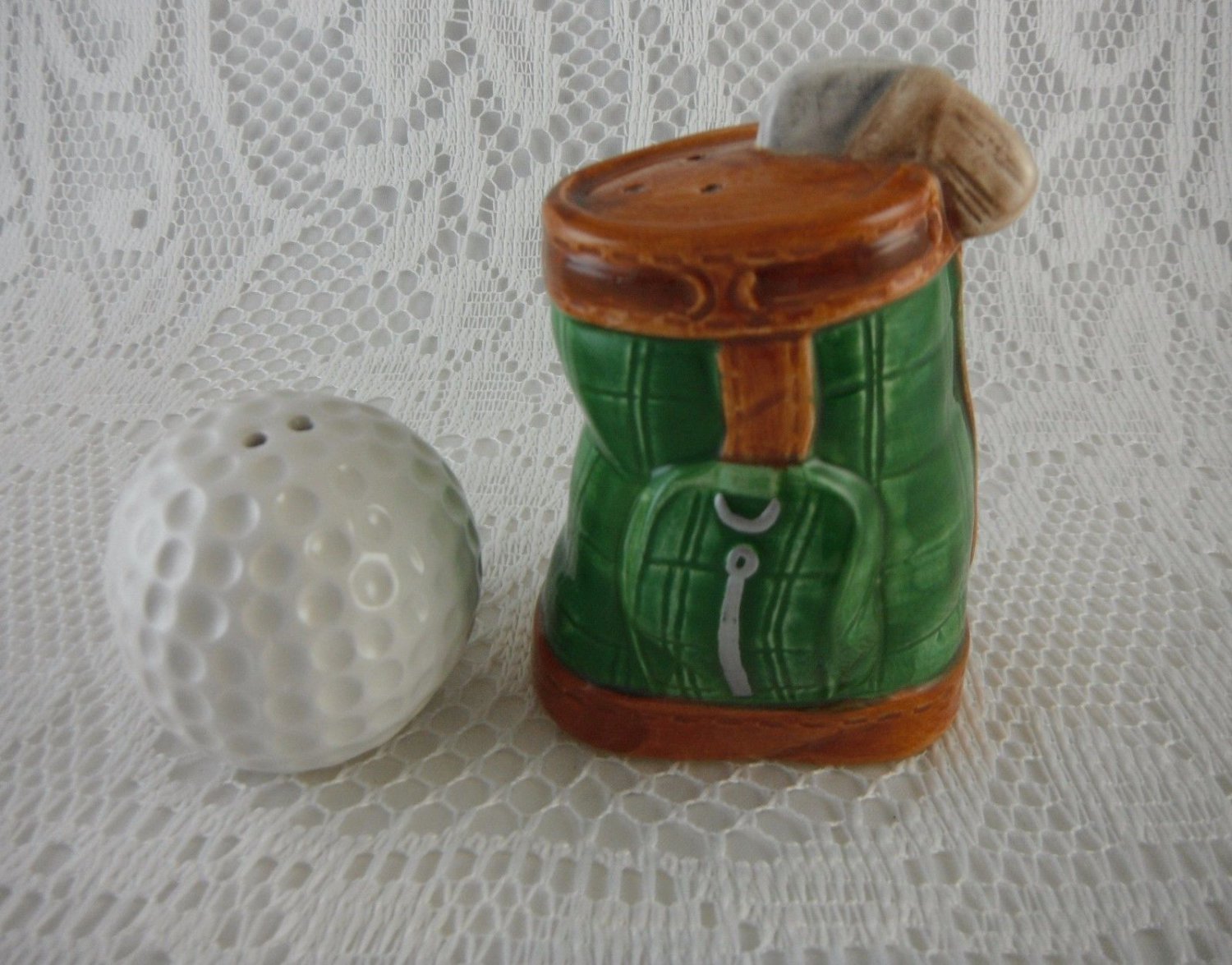 Vintage Ceramic Golf Ball and Bag Salt and Pepper Shakers tblxs3