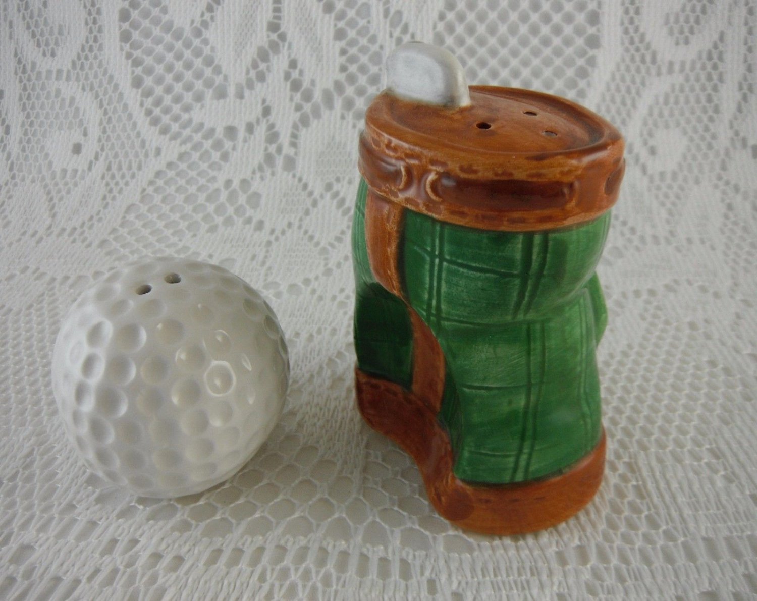 Vintage Ceramic Golf Ball and Bag Salt and Pepper Shakers tblxs3