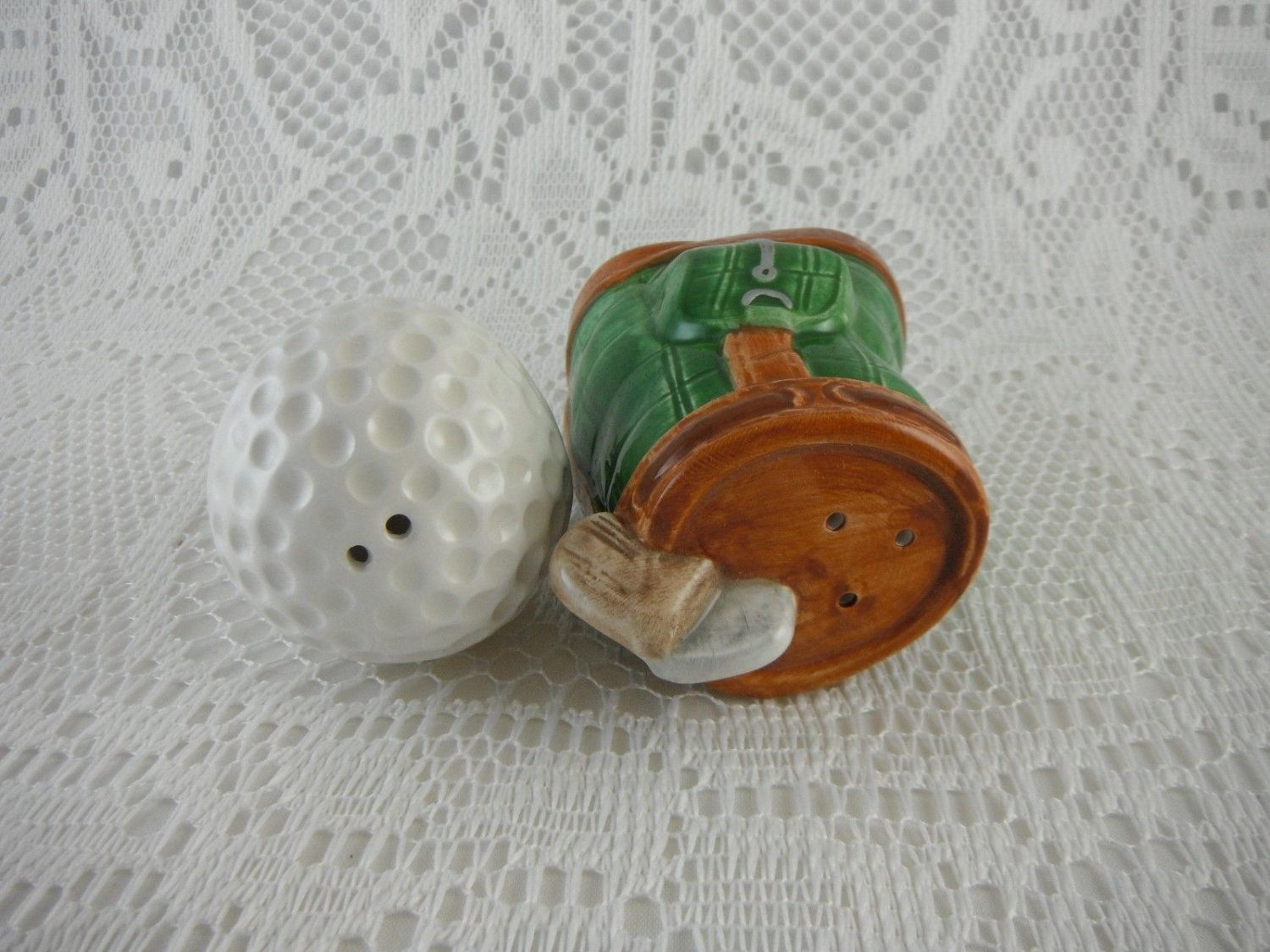 Vintage Ceramic Golf Ball and Bag Salt and Pepper Shakers tblxs3