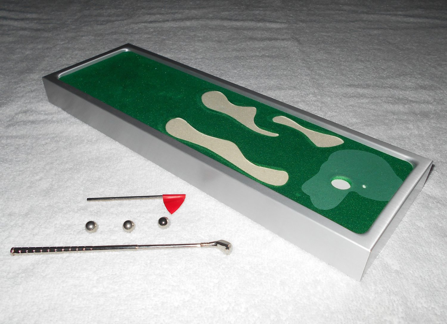Gamenamics - Deluxe Executive Tabletop Golf Game - Aluminum Frame w ...