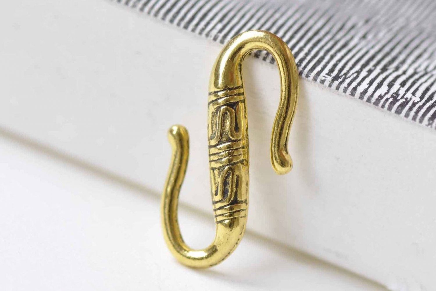 30 pcs Antique Gold Textured S Hook Closure Clasps 11x22mm A9003