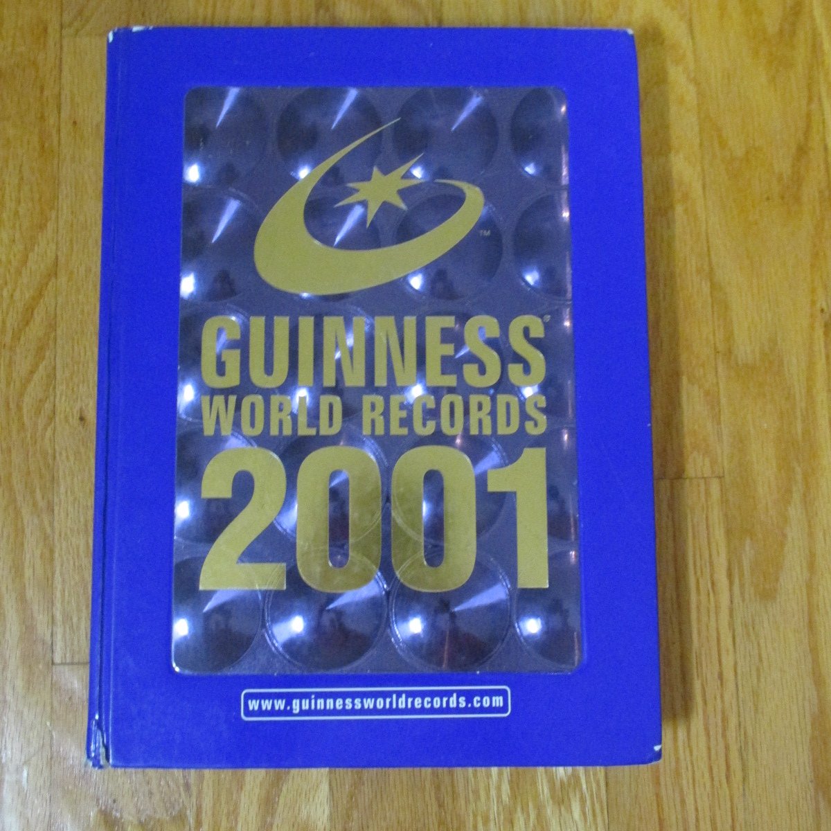 GUINNESS WORLD RECORDS 2001 BOOK HARDCOVER