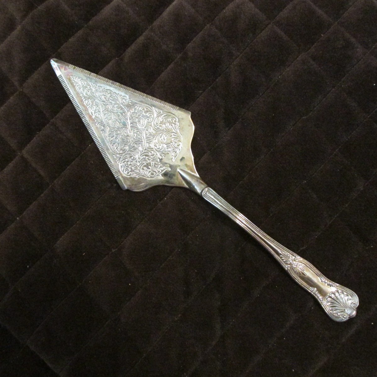 INTERNATIONAL SILVERPLATE FLATWARE KINGS ? SHELL CAKE / PIE SERVER ...