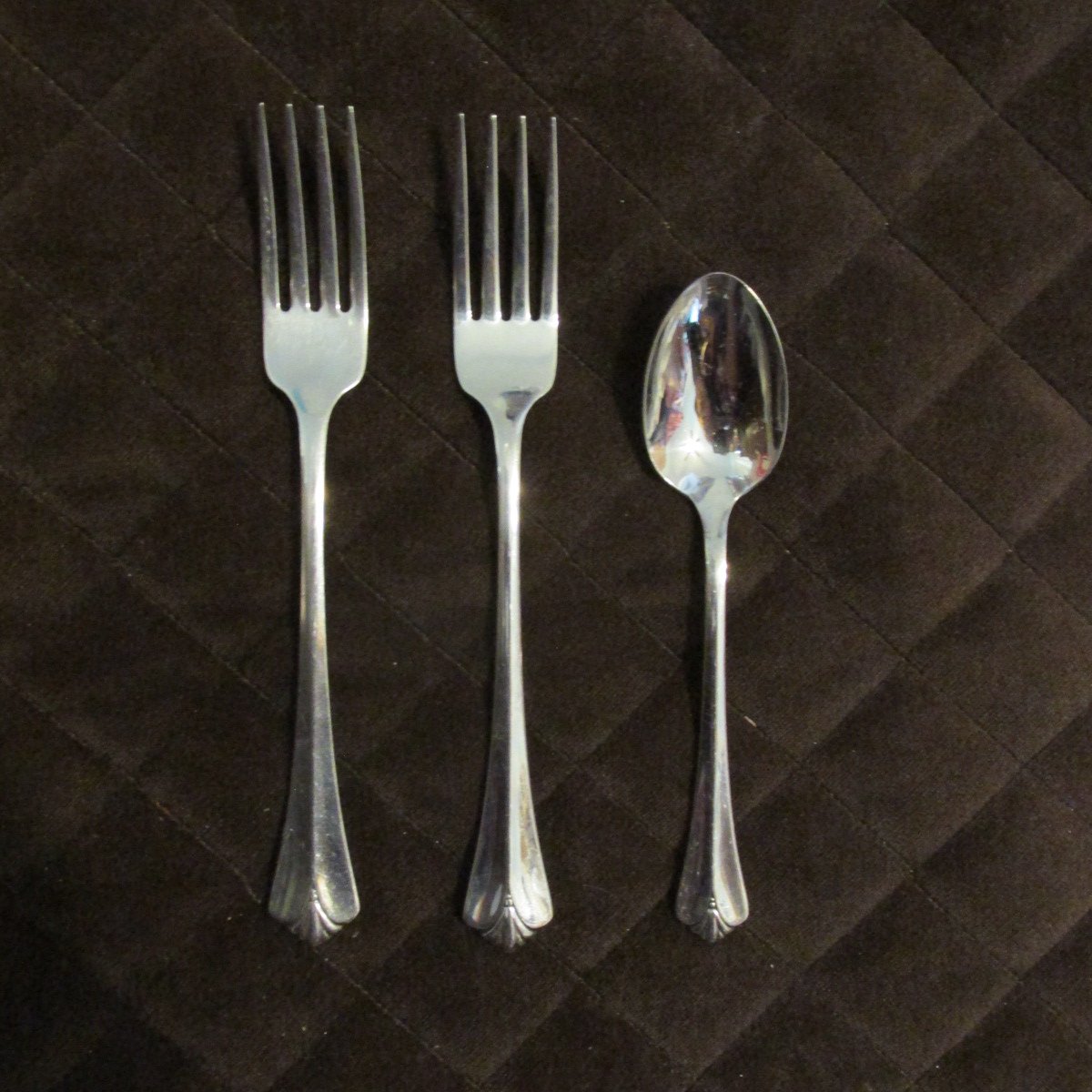 ONEIDA DISTINCTION DELUXE STAINLESS FLATWARE WESTGATE - ROYAL CREST SET ...