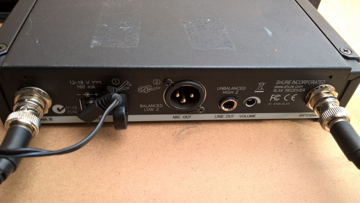 Shure SLX4 wireless receiver H5 518-542 MHz Rackmount with Power adapter UHF