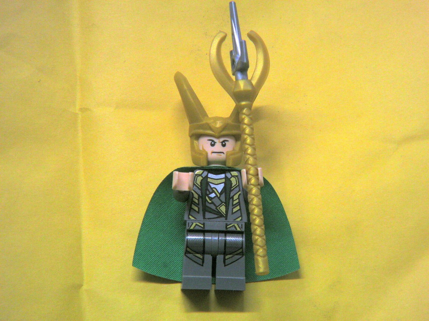 LEGO minifigure Loki sh033 Marvel Avengers Cape Staff 6867 6868 6869