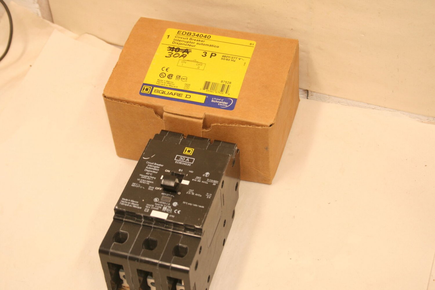 SQUARE D EDB34030 30 AMP CIRCUIT BREAKER 3 POLE 480/277 VAC 25 kA @ 240V
