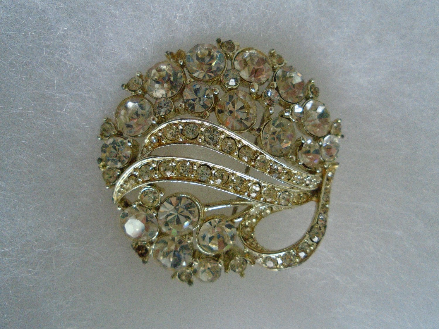 Elegant Sparkling Vintage Costume Brooch / Pin