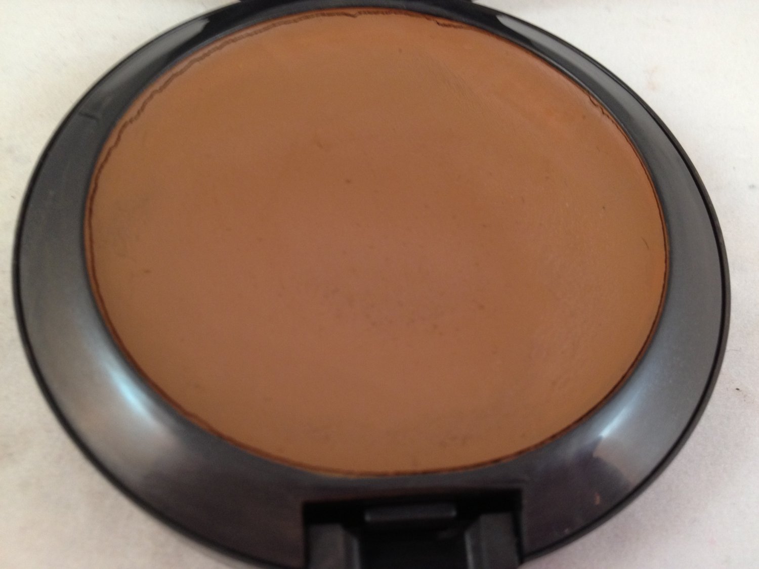 MAC Cosmetics Full Coverage Foundation NC60 cream compact