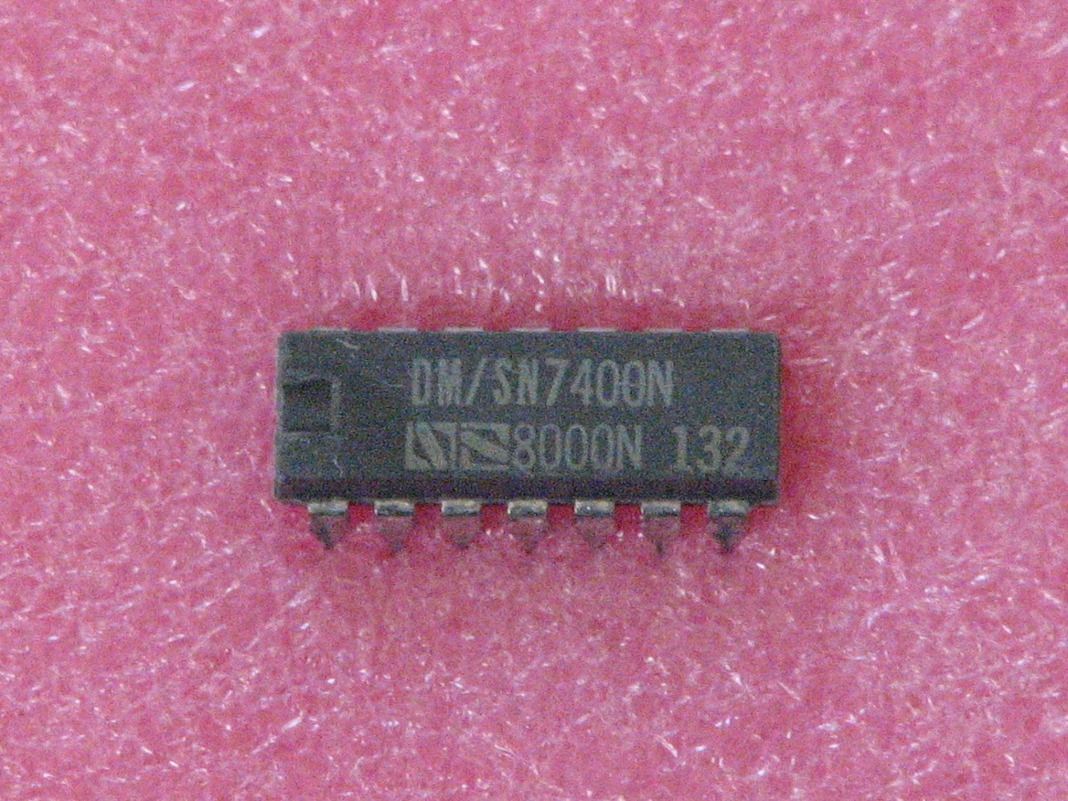 SN7400N NAND; 2-Input Logic Gate IC