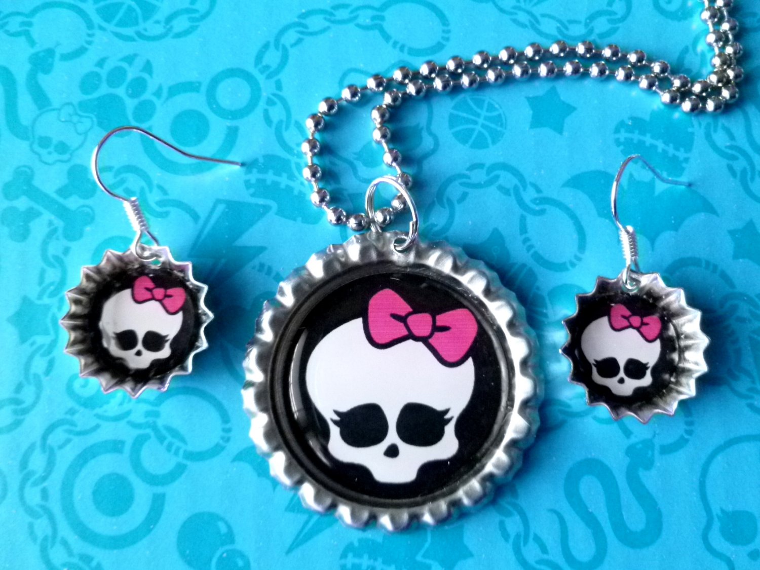 MONSTER HIGH BOTTLE CAP NECKLACE AND EARRING SET