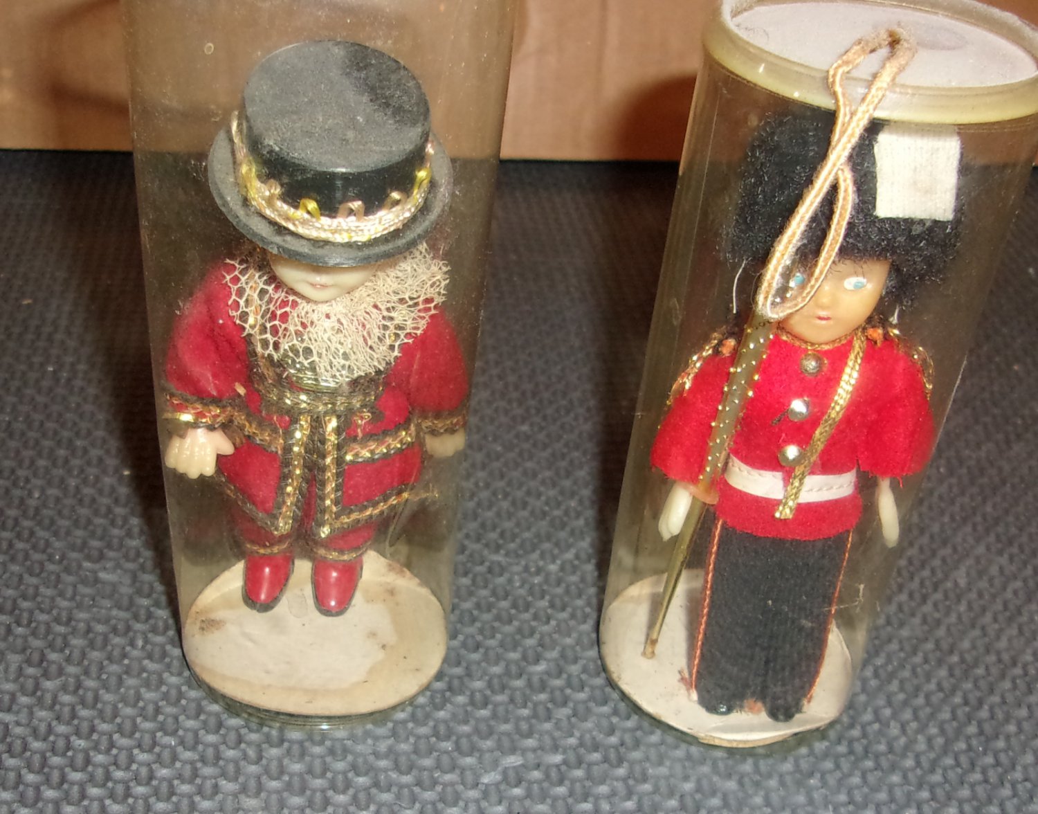 England set of 2 Palace Guards 4" Dolls