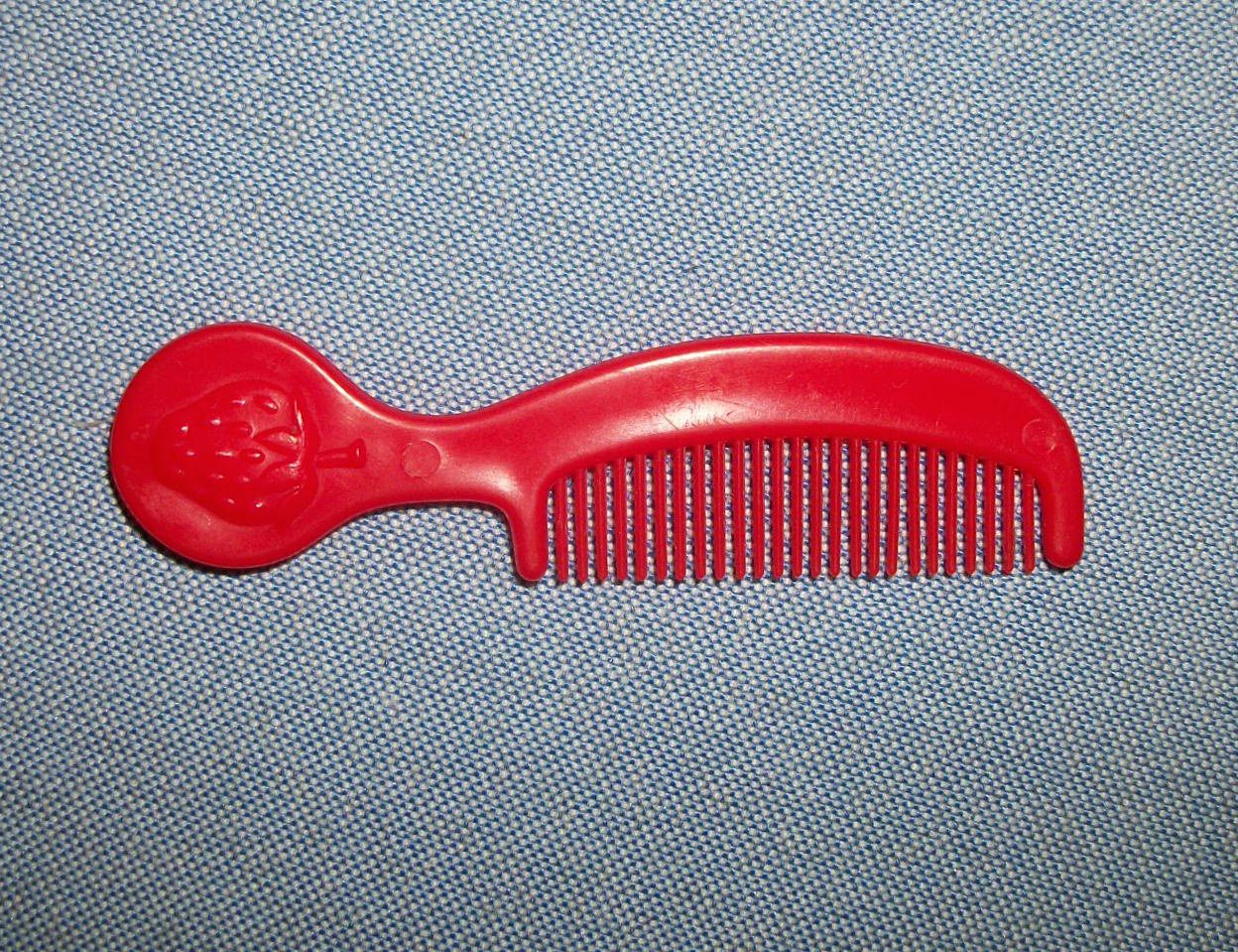 VINTAGE STRAWBERRY SHORTCAKE DOLL COMB ACCESSORY