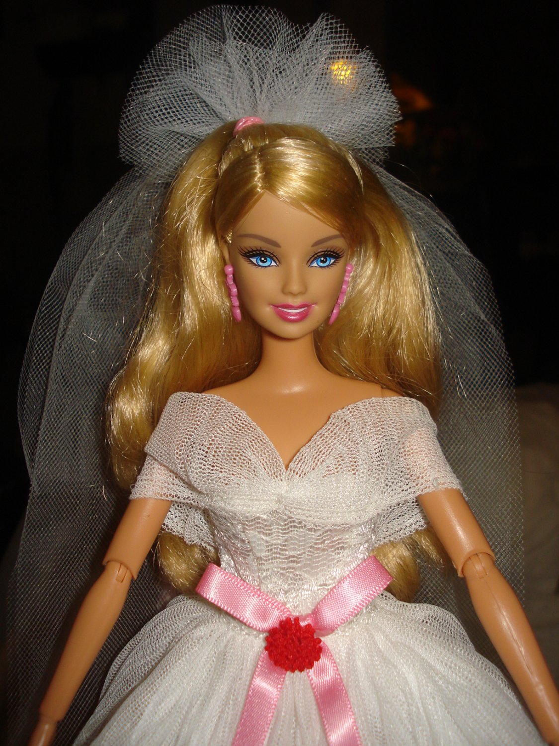 Beautiful Barbie wedding dress with pink sash, veil & shoes - ed109