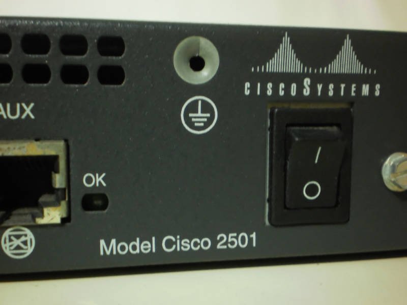 Cisco 2501 Router Series 2500 S/N: 251332339