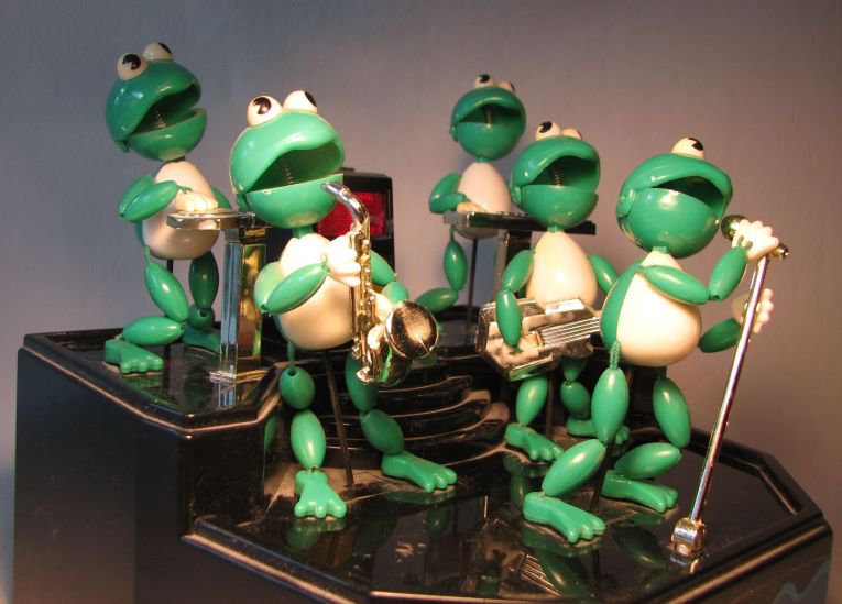 Green Machine The Frog Band - Responds to applause!