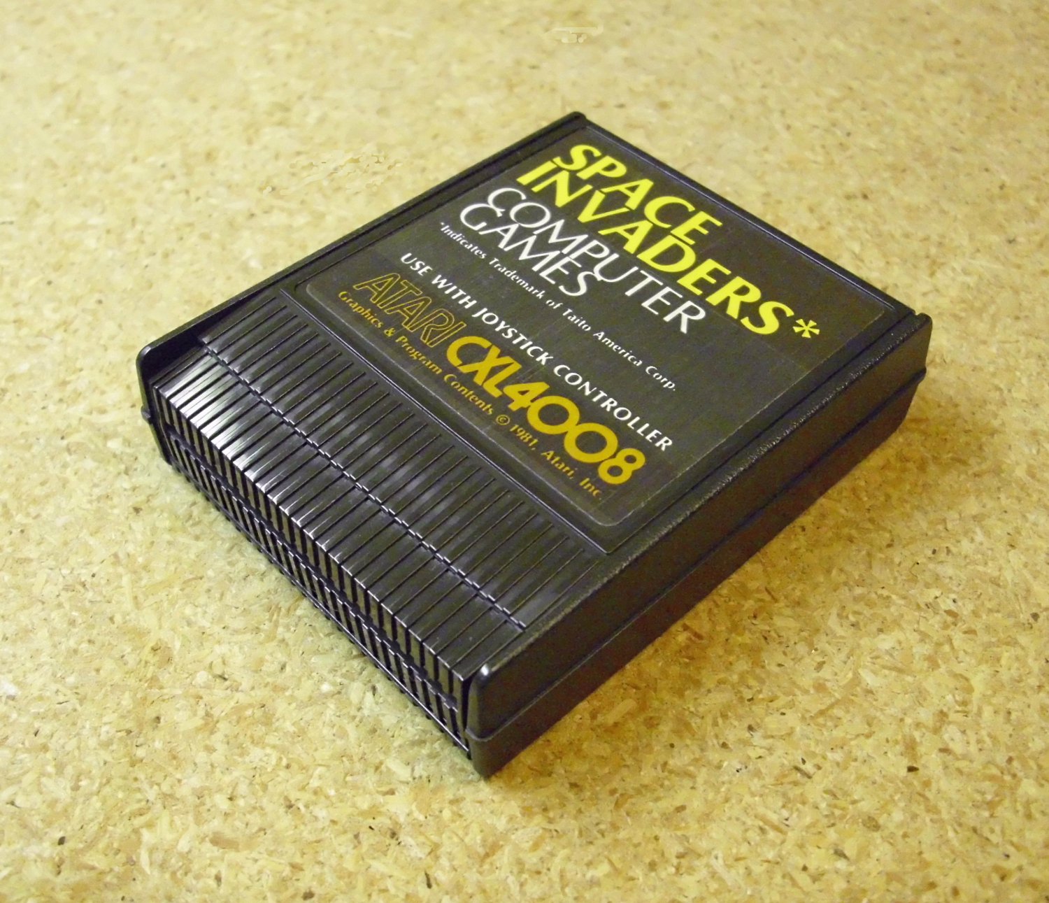 Space Invaders , Atari 800 XL 1981, game cartridge CXL4008.