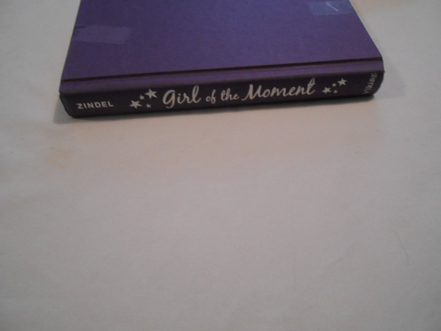 Girl of the Moment by Lizabeth Zindel (2007) (L23c7) Viking First ...