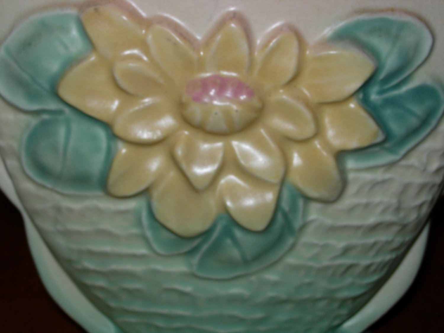 Vintage Hull Art Pottery Waterlily Vase L6-6 1/2