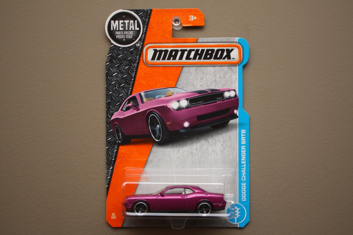 Matchbox 2017 MBX Adventure City Dodge Challenger SRT8 (magenta)